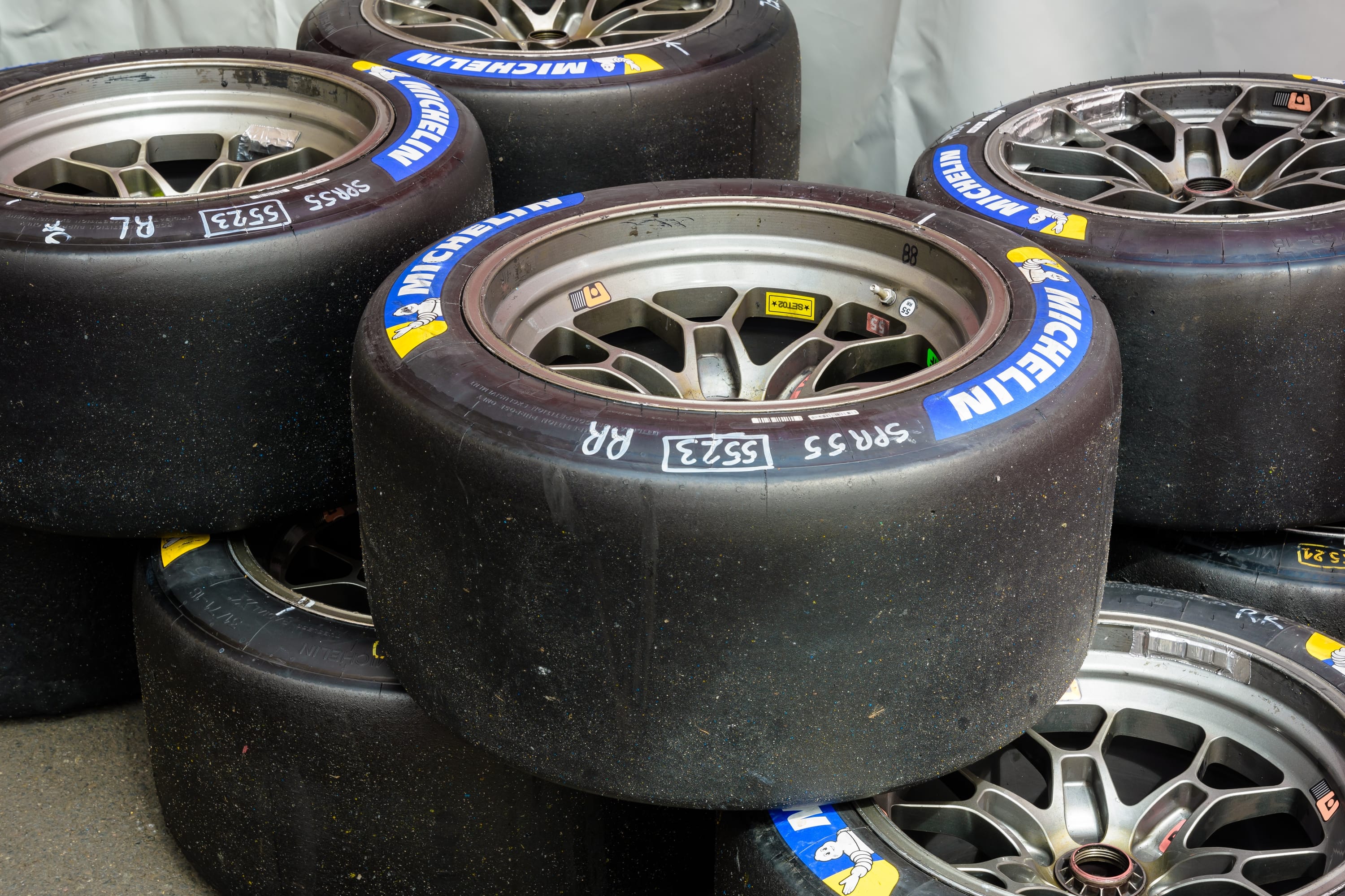 Slicks banden uitgelegd: wat zijn het en wanneer gebruik je ze?